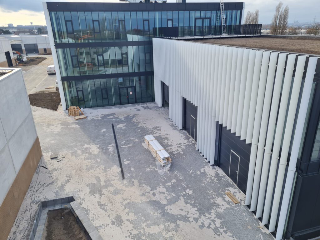 Installing vertical fins in Brussels for Willemen Construct – Building ...