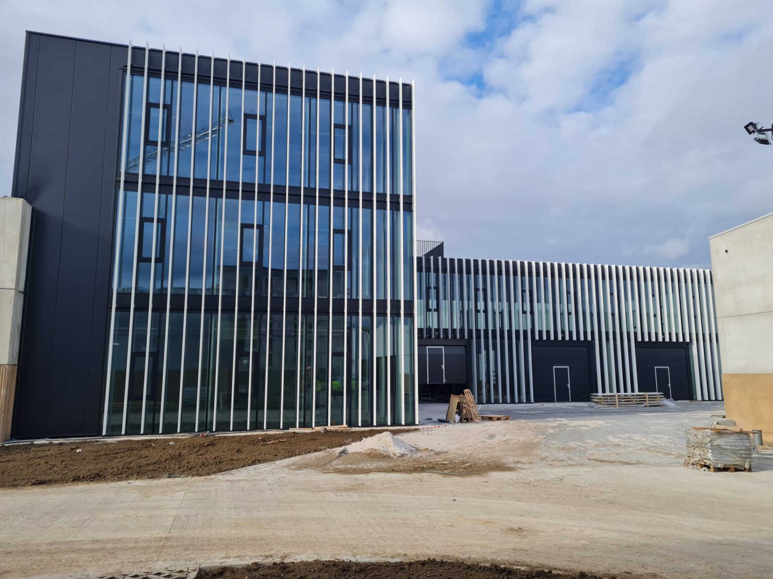 Installing vertical fins in Brussels for Willemen Construct – Building ...